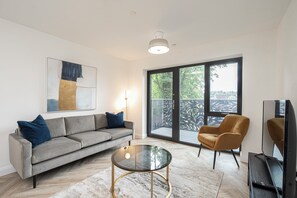Apartamento standard, 2 quartos (2 Bedrooms) | Área de estar | TV de tela plana 32 polegadas com canais digitais