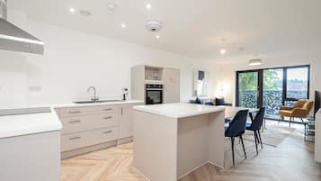 Apartamento Standard, 2 quartos (2 Bedrooms) | Cozinha privada | Um frigorífico/congelador grande, um forno, uma placa de cozinha