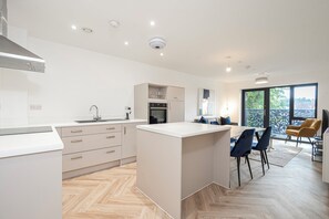 Apartamento standard, 2 quartos (2 Bedrooms) | Cozinha privada | Geladeira grande, fogão, cooktop, cafeteira/chaleira