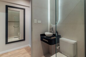 Apartamento | Banheiro | Produtos de toalete grátis, secador de cabelo, toalhas de banho 