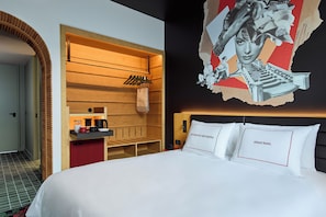Roupa hipoalergénica, minibar com produtos grátis, secretária