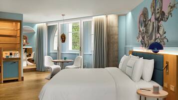 Suite, 1 cama king-size | Roupa hipoalergénica, minibar com produtos grátis, cofre no quarto