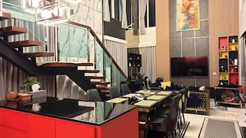 Vila, 5 quartos, para fumantes, piscina particular | Sala de estar | Livros