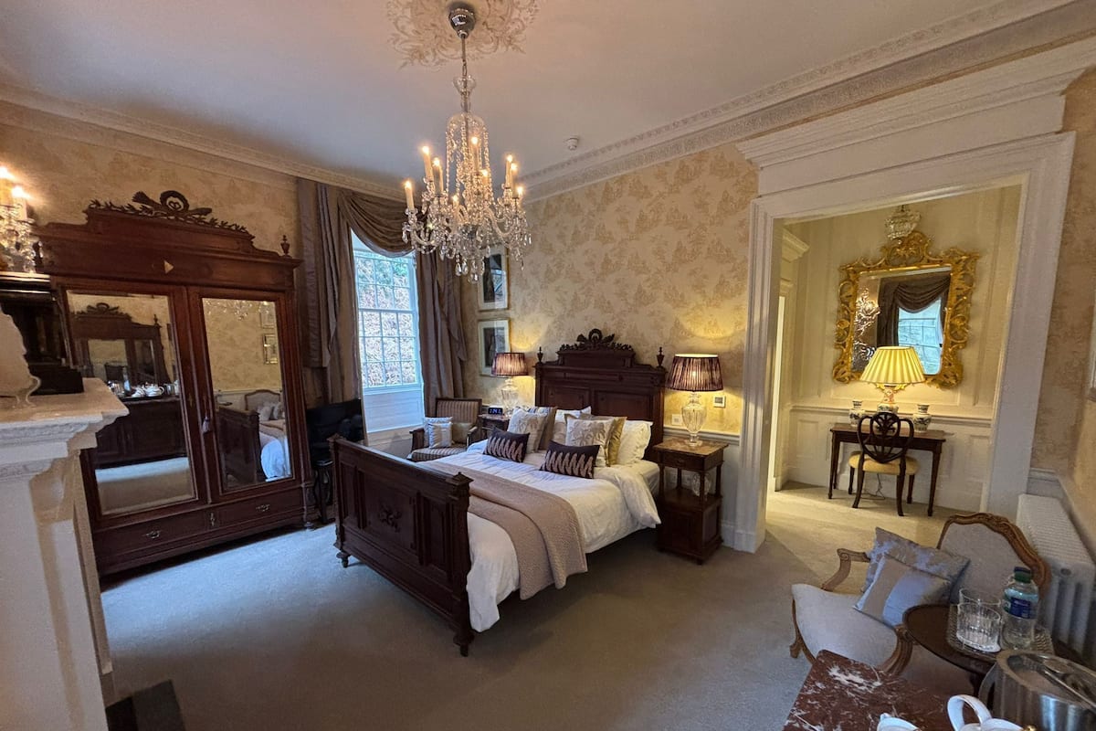 Suíte superior, suíte (Shower Room) | Cofres nos quartos, ferros/tábuas de passar roupa, Wi-Fi de cortesia