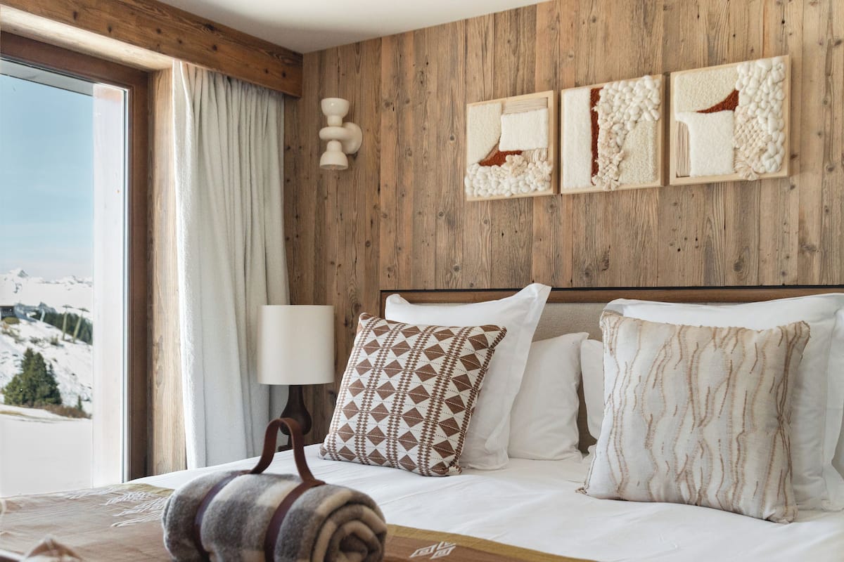 Cofres nos quartos, escrivaninha, cortinas blackout