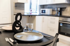 Um frigorífico, um micro-ondas, um forno, uma placa de cozinha
