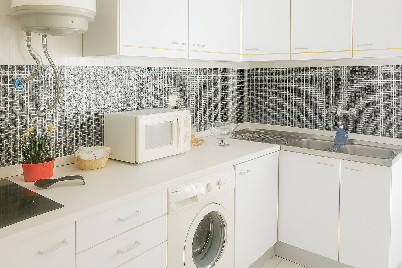 Um frigorífico, um micro-ondas, uma placa de cozinha 