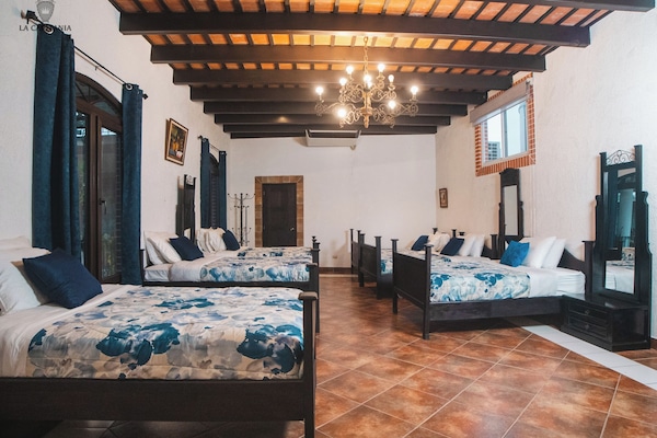 Quarto família, varanda, vista para o jardim | Roupas de cama premium, edredons de pluma, individualmente decorados