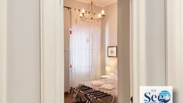 Quarto Duplo, vista para o pátio | Secretária, secretária adequada para computadores portáteis