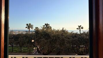 Quarto Quádruplo de Luxo, varanda, vista para o mar | Secretária, secretária adequada para computadores portáteis