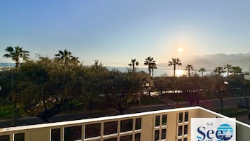 Quarto Quádruplo de Luxo, varanda, vista para o mar | Secretária, secretária adequada para computadores portáteis