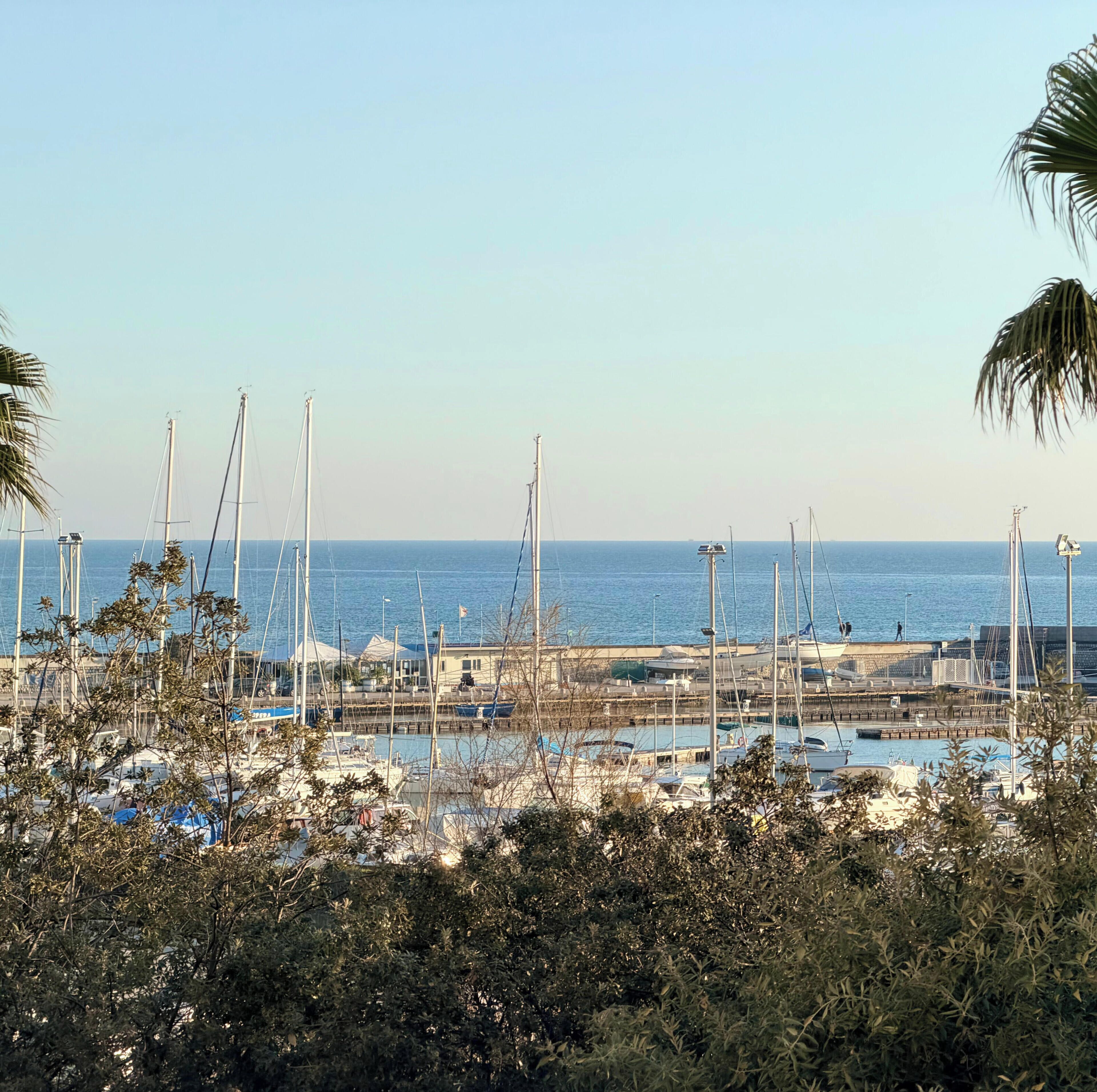 Quarto Quádruplo de Luxo, varanda, vista para o mar | Secretária, secretária adequada para computadores portáteis 