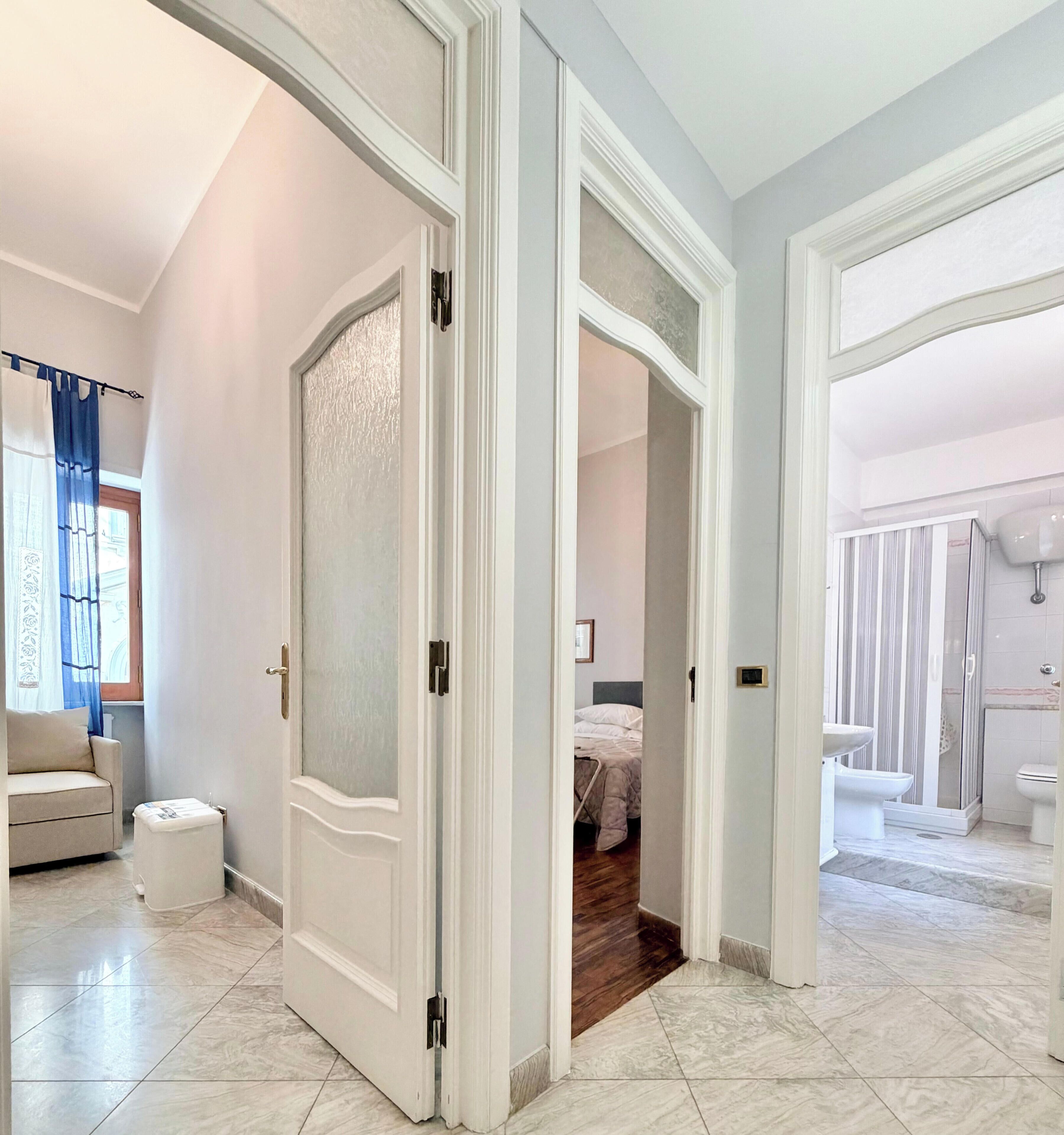 Quarto Duplo, vista para o pátio | Secretária, secretária adequada para computadores portáteis 