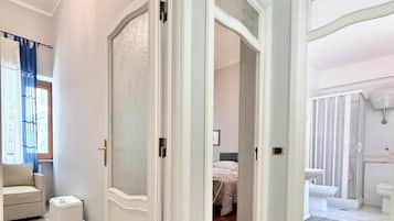 Quarto Duplo, vista para o pátio | Secretária, secretária adequada para computadores portáteis