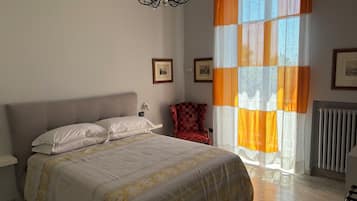 Quarto Quádruplo de Luxo, varanda, vista para o mar | Secretária, secretária adequada para computadores portáteis