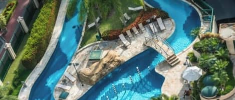 Piscina externa, funciona das 8h às 18h, guarda-sóis, espreguiçadeiras