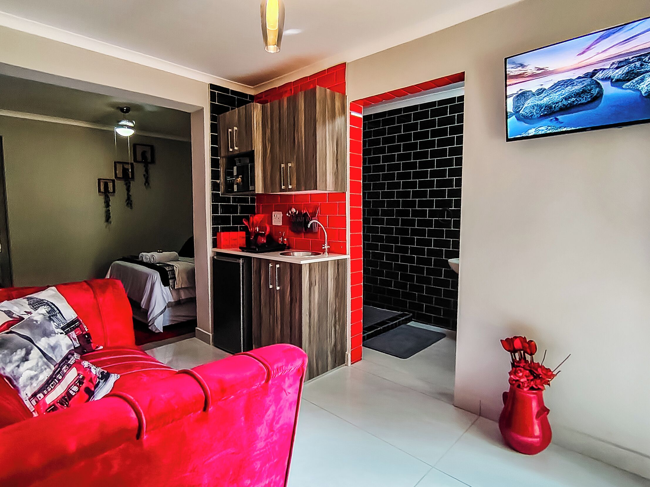 El-tsuri Guest Resort "British Unit" A Charming London-inspired Themed Retreat. - Hartbeespoort
