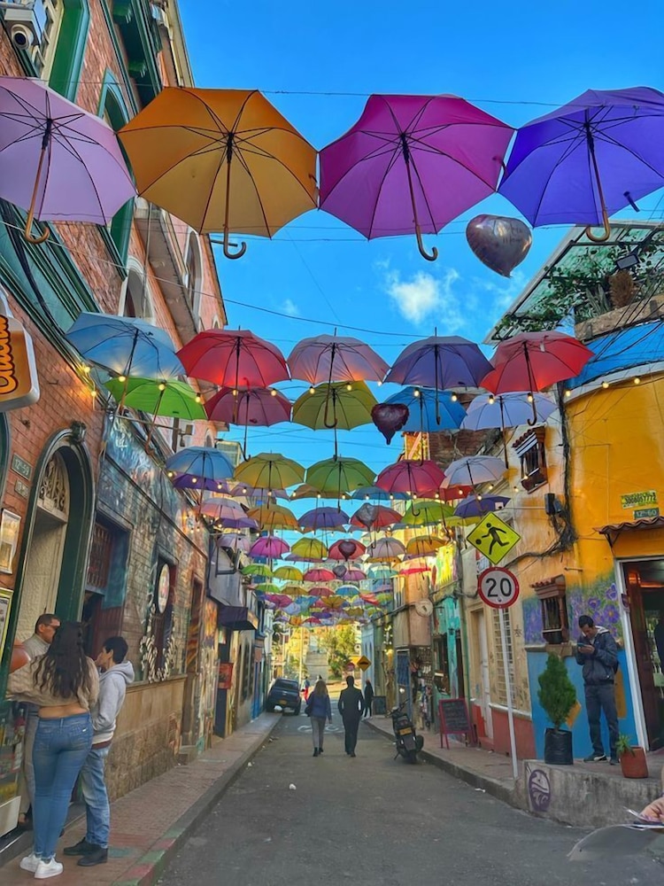 Aqui Me Quedo Here I Stay - Meta