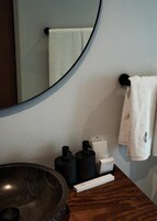 Suíte | Banheiro | Chuveiro, produtos de toalete grátis, secador de cabelo