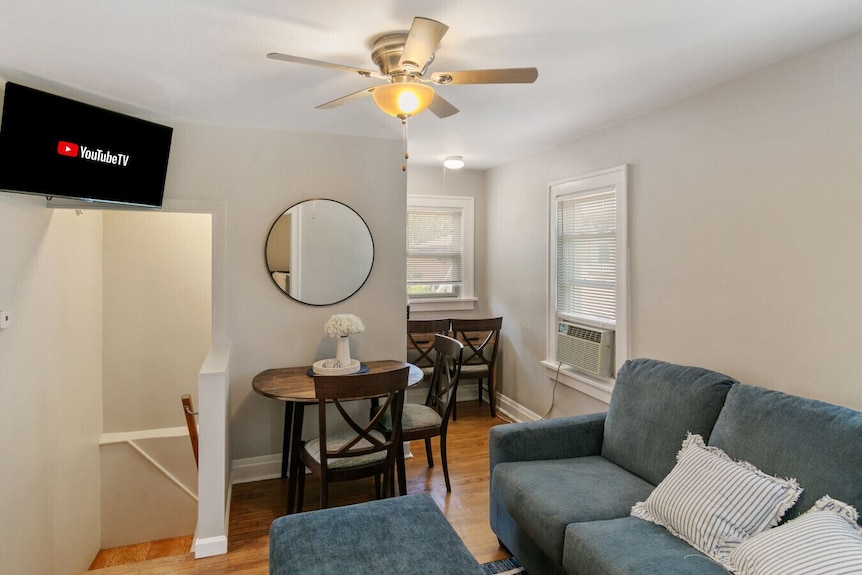Cozy 2 Bed Apt- 2 Train Stops To The Naval Base! - Highland Park, IL
