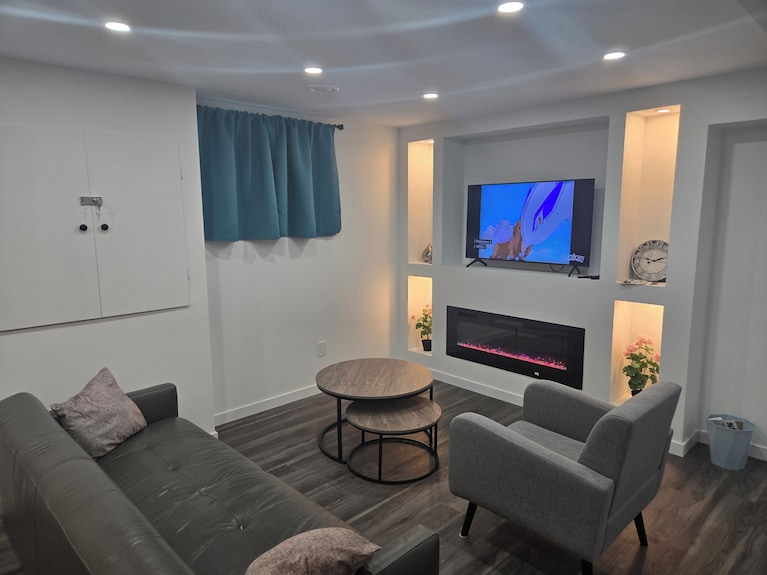 Cozy Private Bsmt Suite |Bonavista |Fireplace |Workspace & Nature-inspired Decor - Manitoba