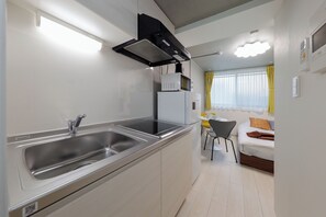 Um frigorífico, um micro-ondas, uma placa de cozinha 