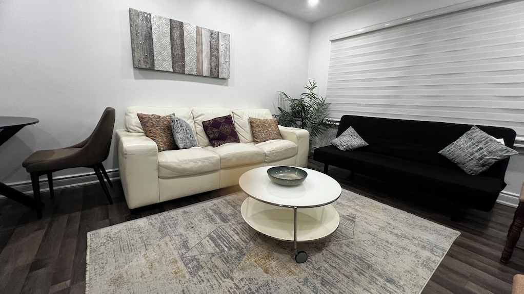 Three Bedroom Bungalow With Free Parking, Closer To Commercial Area And Highway - ミシサガ