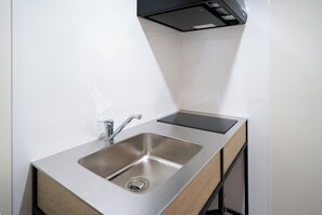Apartamento, não fumadores (A(2p)) | Cozinha privada | Um frigorífico, um micro-ondas, uma placa de cozinha 