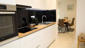 Apartamento (Two Bedroom Apartment with Terrace) | Cozinha privada | Geladeira