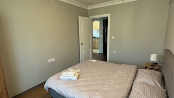Apartamento Standard, cozinha, vista para o parque | Secretária, cortinas/cortinados opacos, ferro/tábua de engomar