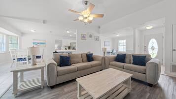 Casa Signature, 3 quartos, não fumadores, pátio | Sala | Smart TV de 55 polegadas com canais digitais, lareira