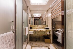 Quarto Individual Superior, Vista para a cidade | Casa de banho