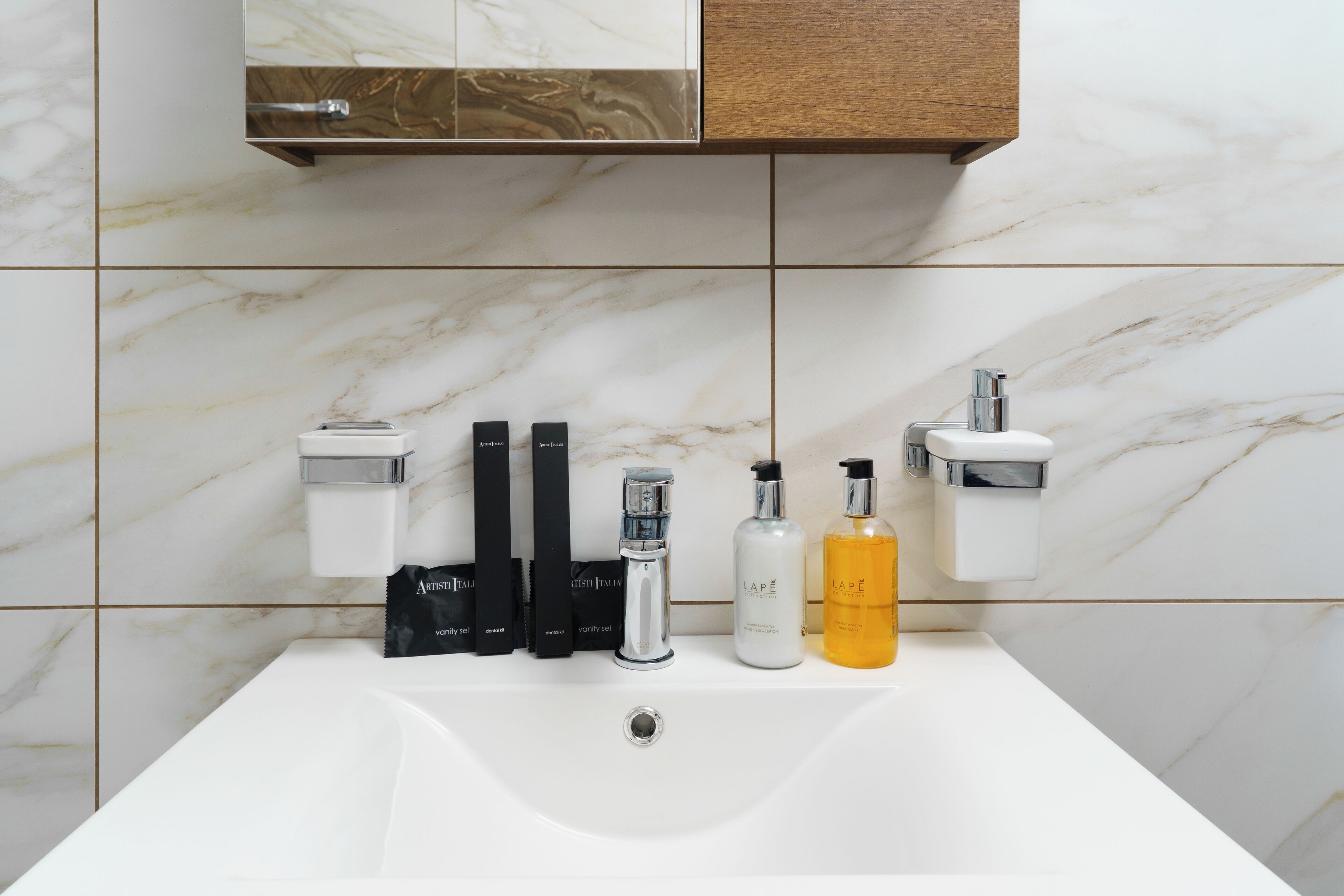 Deluxe Triple Studio | Casa de banho | Um polibã, um chuveiro fixo, produtos de higiene exclusivos 