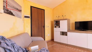Apartamento, 2 quartos | Sala de estar | Televisor de 30 polegadas com canais via satélite