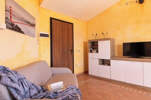 Apartamento, 2 quartos | Área de estar | TV 30 polegadas com canais via satélite