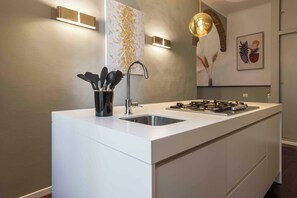 Apartamento luxo | Cozinha privada | Geladeira, cooktop, talheres/pratos/utensílios de cozinha