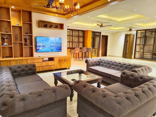 The Crown A Pinnacle Of Luxury - Rishikesh