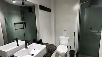 Loft Comfort, não fumadores, vista para o mar | Casa de banho | Um polibã, artigos de higiene pessoal grátis, um secador de cabelo