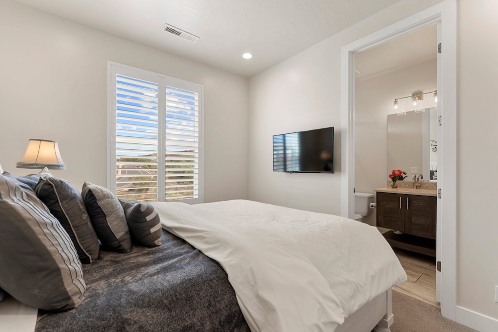 A Hole in One: 2 Private Pools Overlooking Golf Course - Washington | Vrbo