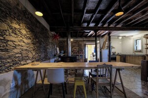 3 Bedroom Farmhouse | Sala | Lareira, brinquedos 
