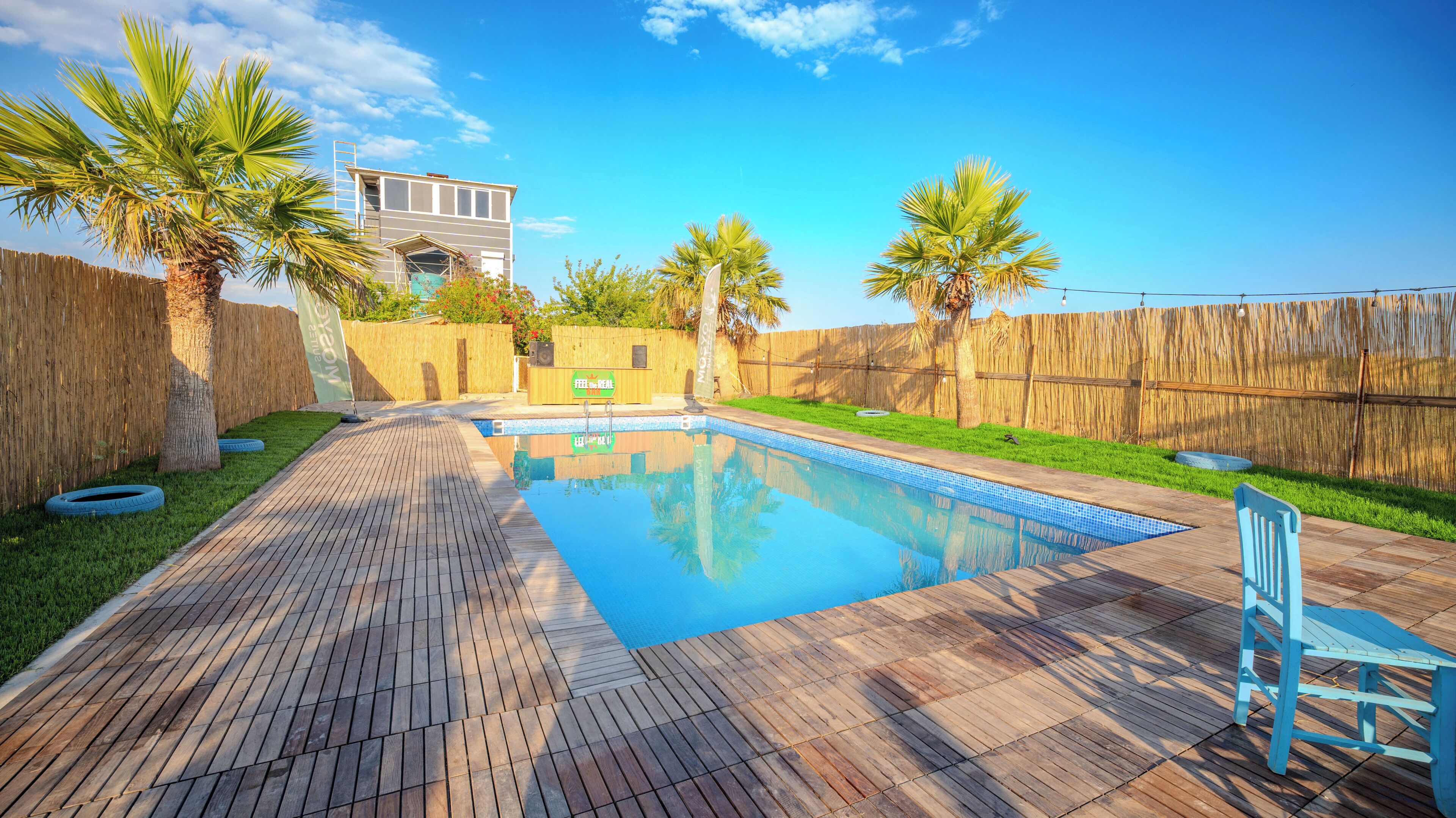 Piscina externa, funciona das 8h às 19h, guarda-sóis, espreguiçadeiras