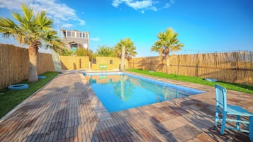 Piscina externa, funciona das 8h às 19h, guarda-sóis, espreguiçadeiras