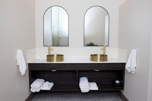 Apartamento, 2 quartos | Casa de banho | Artigos de higiene pessoal grátis, toalhas fornecidas, champô 