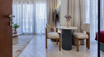 Estúdio luxo | Cofres nos quartos, ferros/tábuas de passar roupa, Wi-Fi de cortesia