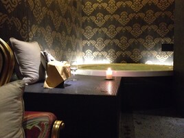 Sauna, banheira de hidromassagem 