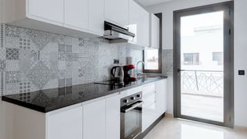 Um frigorífico, um forno, uma placa de cozinha