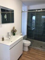 Quarto Duplo Deluxe, varanda, Vista para a cidade | Quartos insonorizados, ferro/tábua de engomar, Wi-fi grátis 