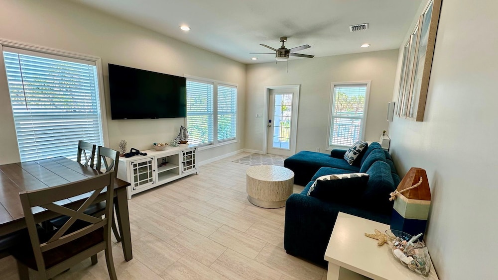 Docked At Dakota Sunset - Mid Island Pool Home - Fort Myers Beach, FL