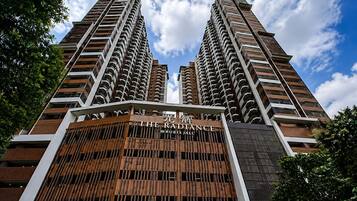 Um edifício alto com várias varandas e uma placa com a inscrição 'THE RADIANCE'.