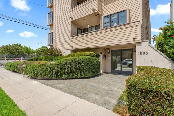 Stylish Westwood Condo - Santa Monica, CA